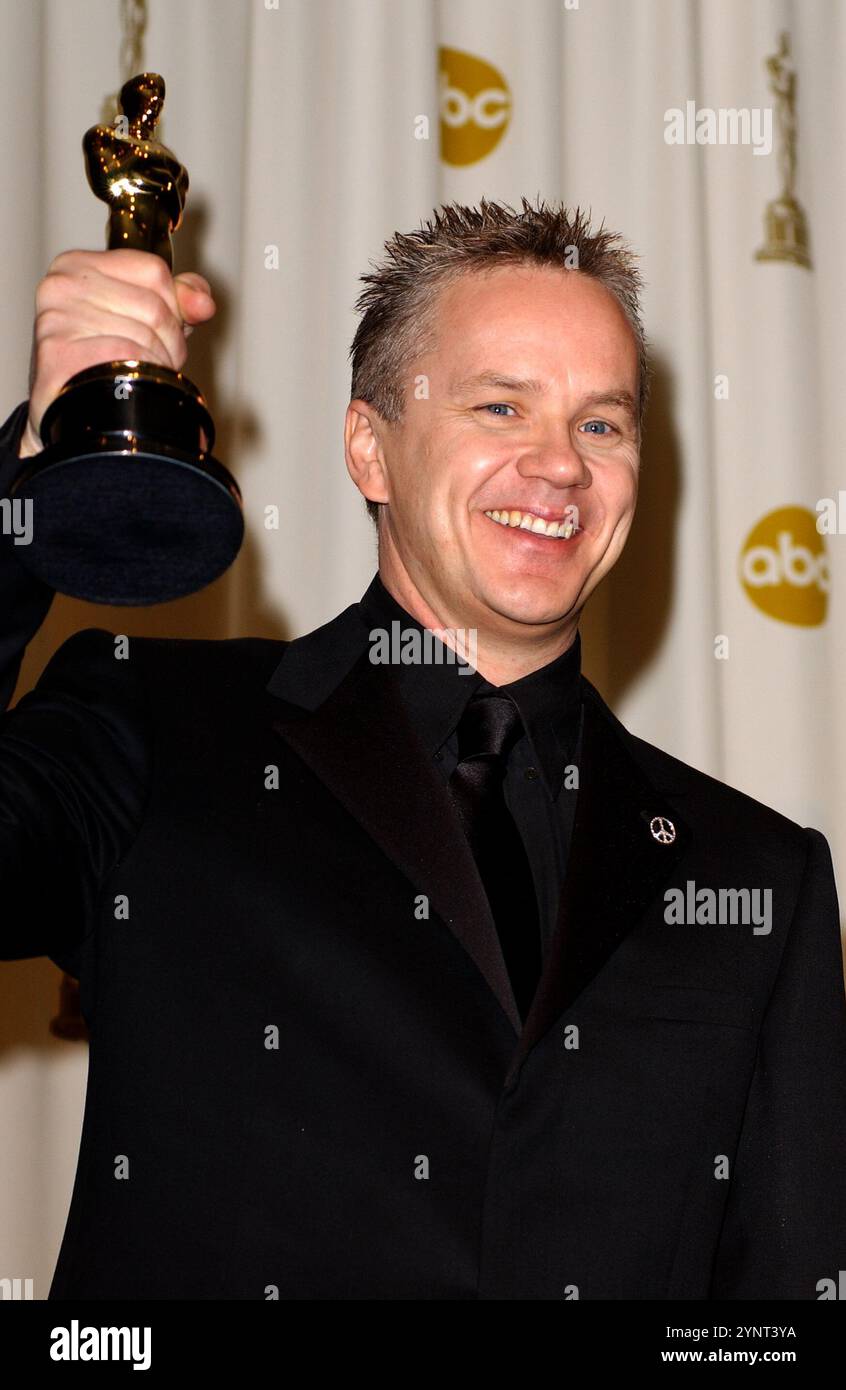 HOLLYWOOD, CA : Tim Robbins avec son Oscar® du meilleur acteur dans Un ...