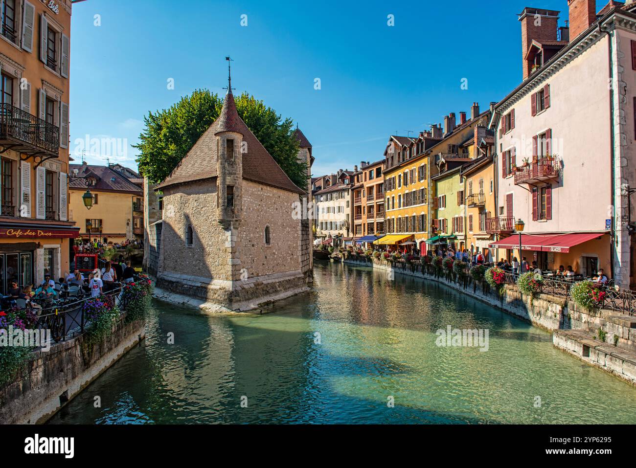 Annecy est une ville alpine du sud-est de la France, où le lac d'Annecy ...