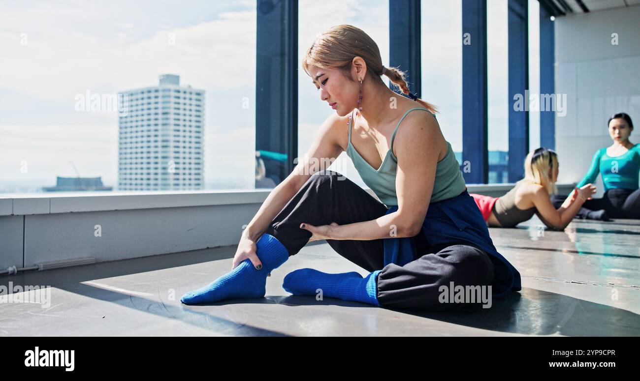 Danseuse, jambes et femme en studio, blessure et fracture de muscle ...