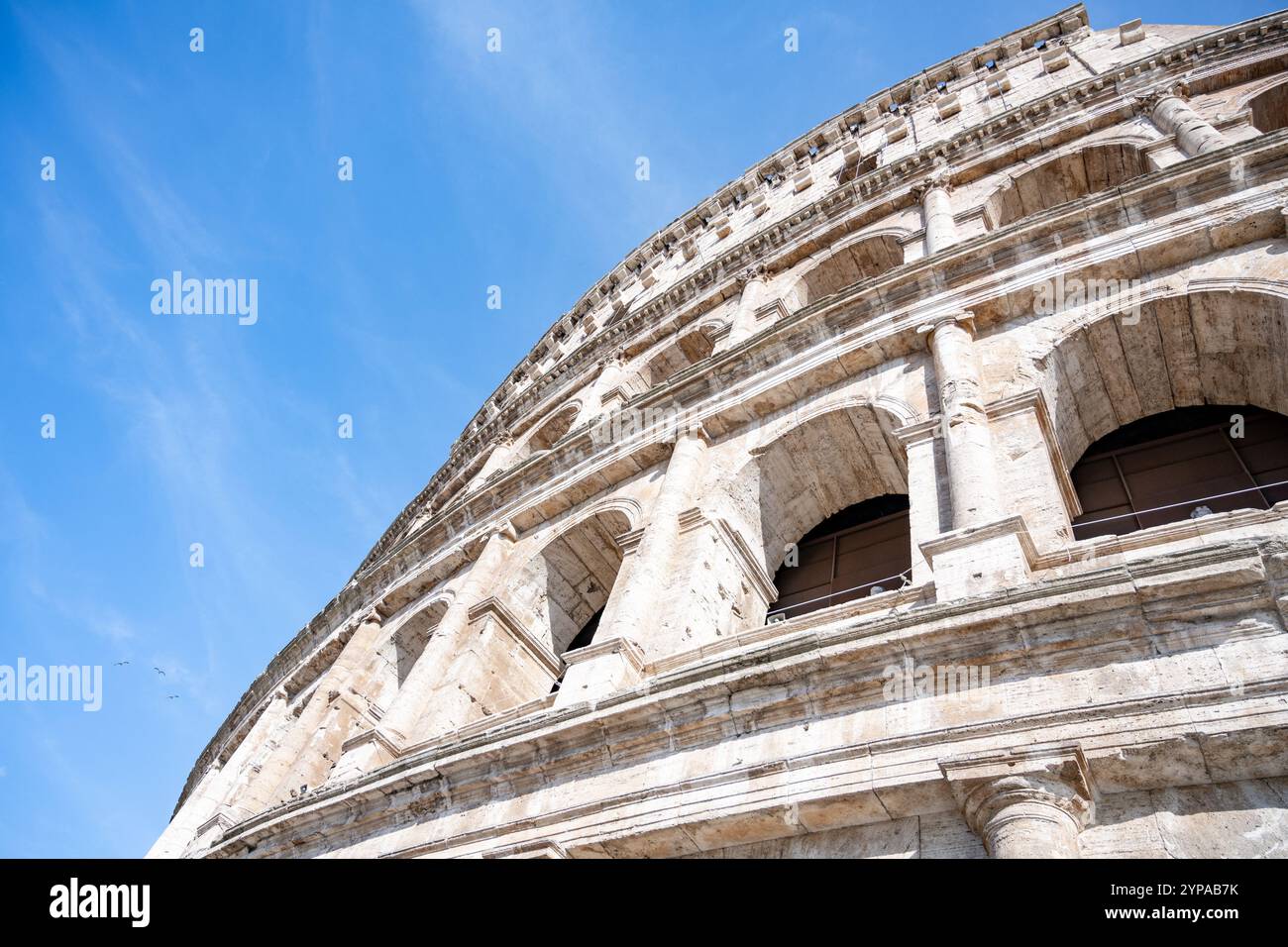 Les visiteurs regardent la majestueuse structure du Colisée, mettant en ...