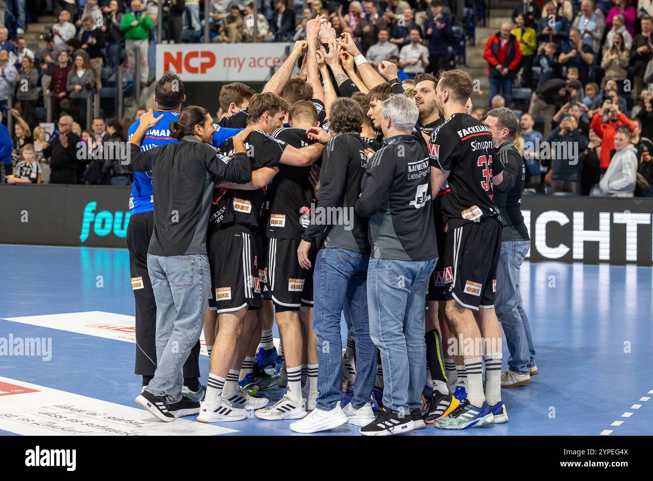 Jubel im Kreis der Erlangener Mannschaft nach dem SIEG. HC Erlangen v ...