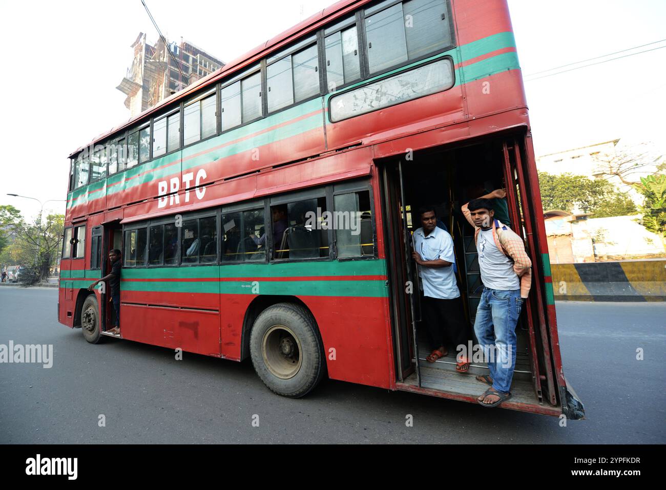Dhaka bangladesh bus street Banque de photographies et d’images à haute ...