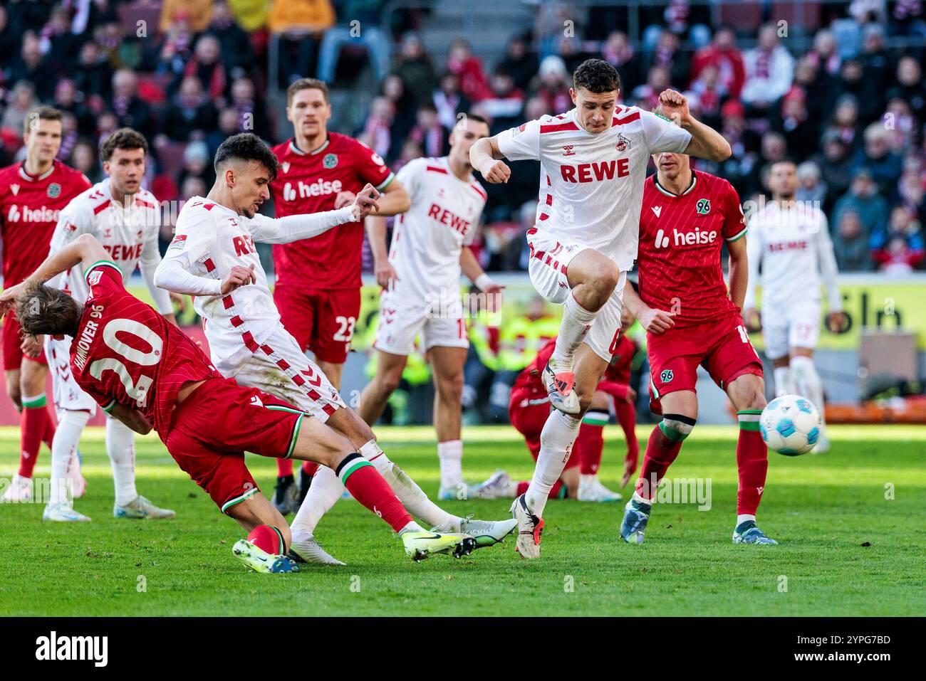 Zweikampf Jannik Dehm (Hanovre 96, 20), Dejan Ljubicic (1. FC K?ln, 7), Eric Martel (1. FC K?ln ...