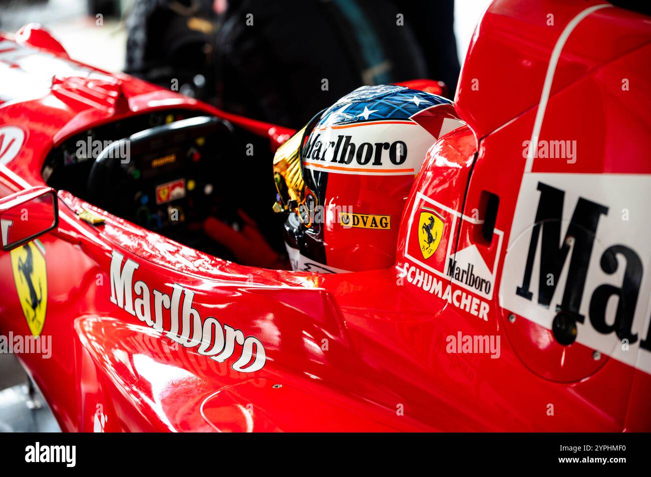 Erich Zech au volant de la Ferrari F310B 1997 de Michael Schumacher ...