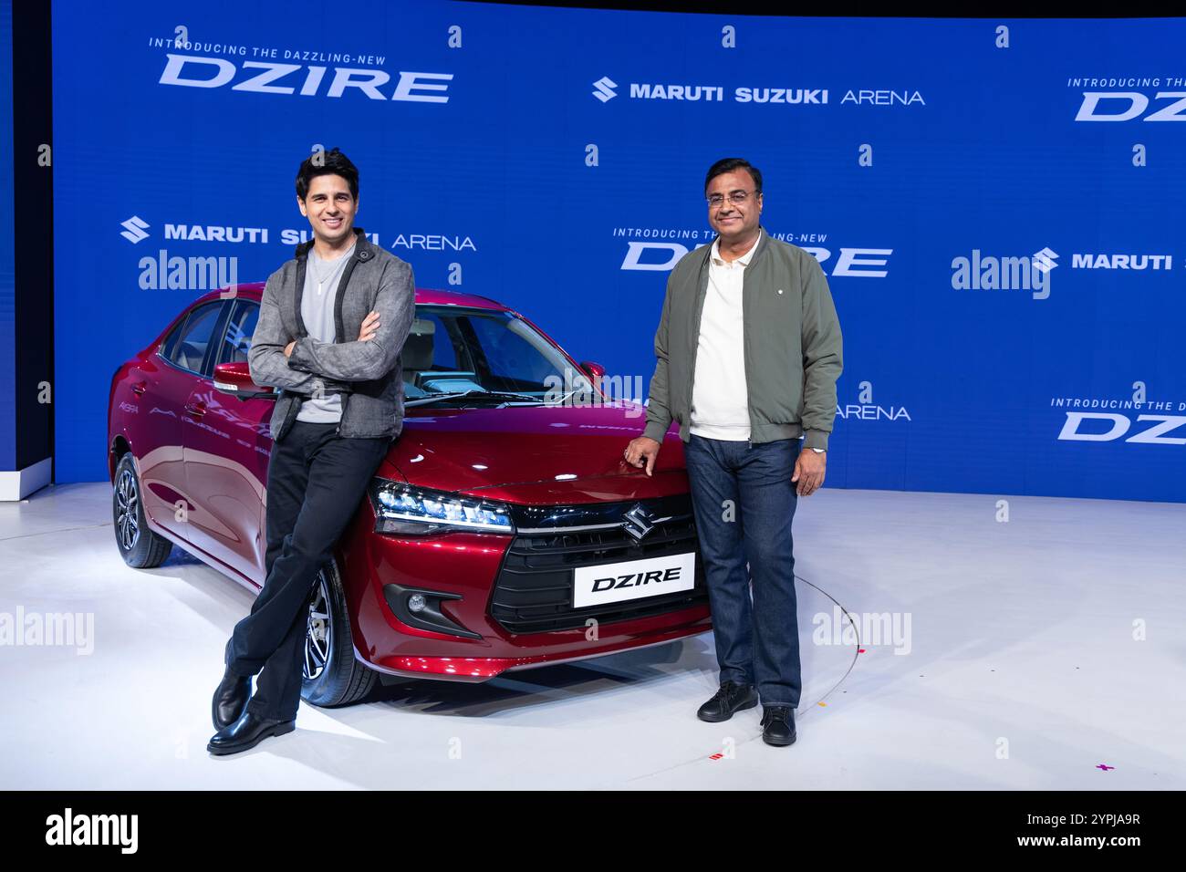 NEW DELHI, INDE - 11 NOVEMBRE : L'acteur de Bollywood Sidharth Malhotra avec Partho Banerjee ...