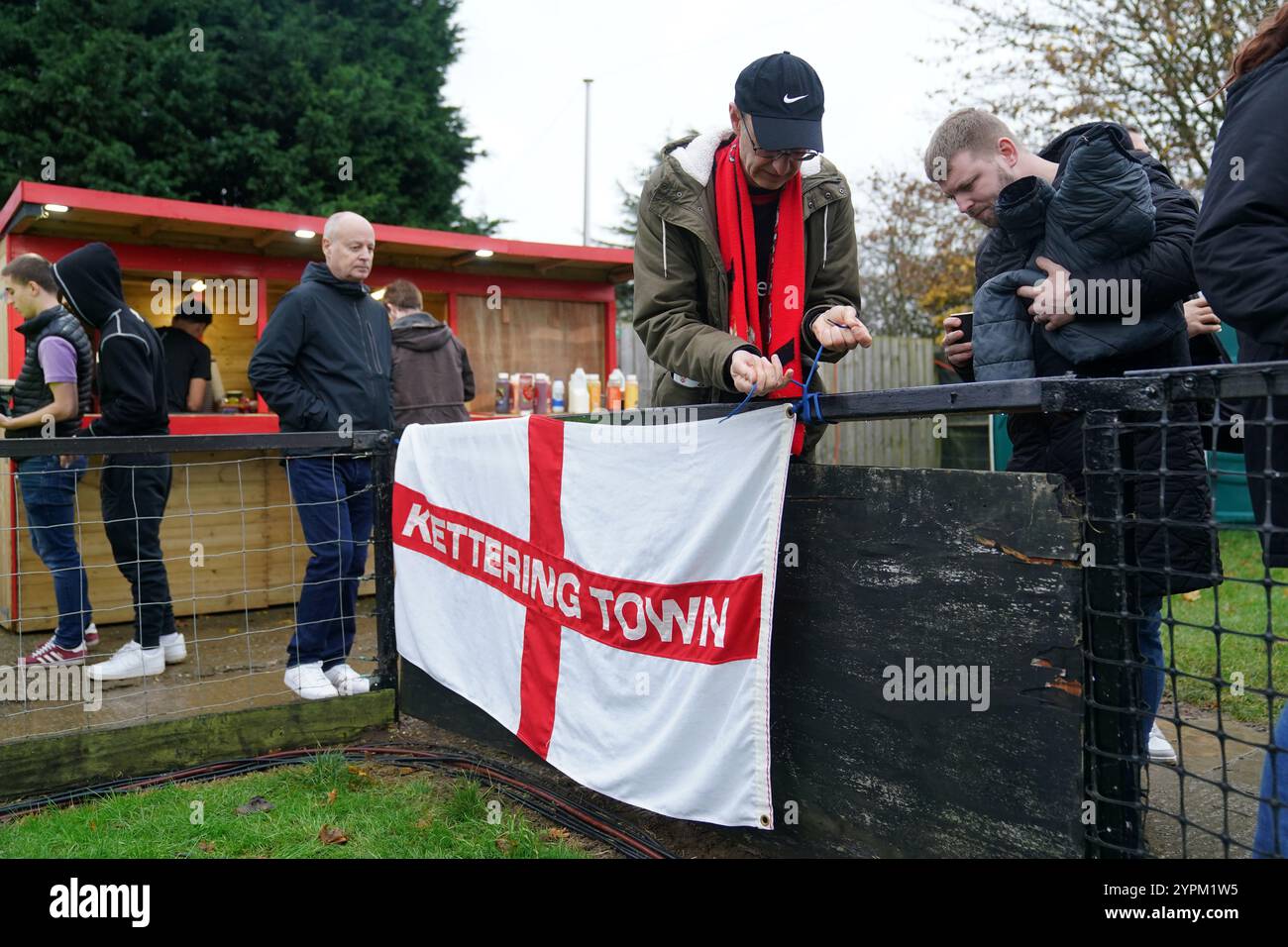 Les fans de Kettering Town à l'intérieur du sol avant le match de ...