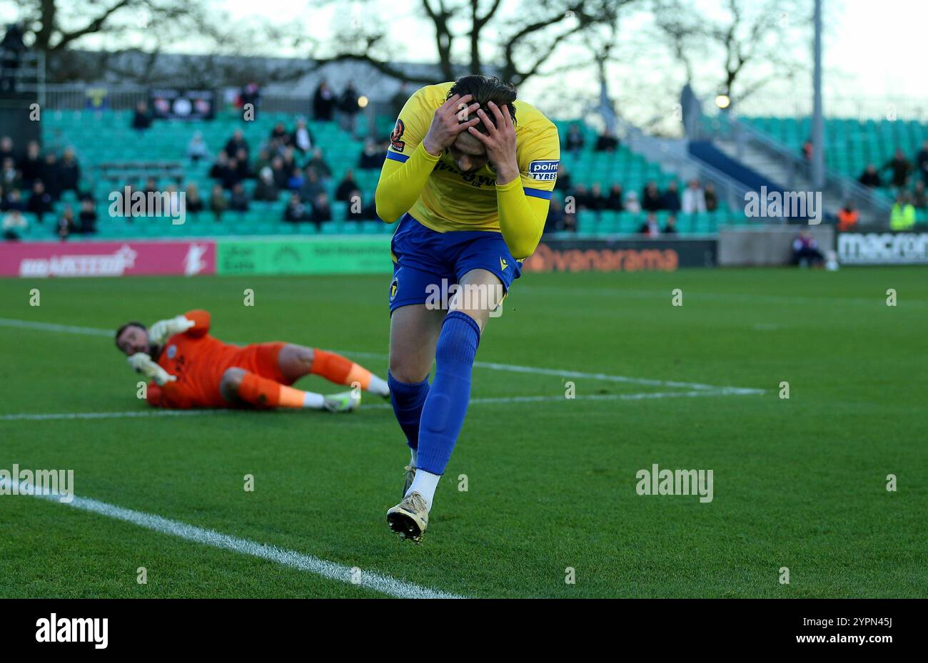James Gale de Solihull Moors râpe une tentative manquée de but lors du ...