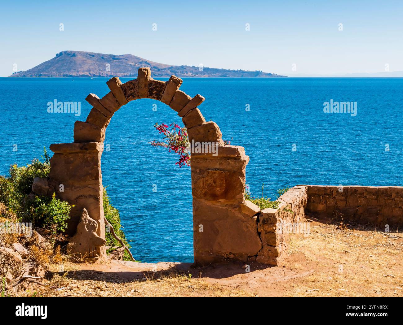 Paysage impressionnant sur l'île de Taquile avec arche en pierre ...