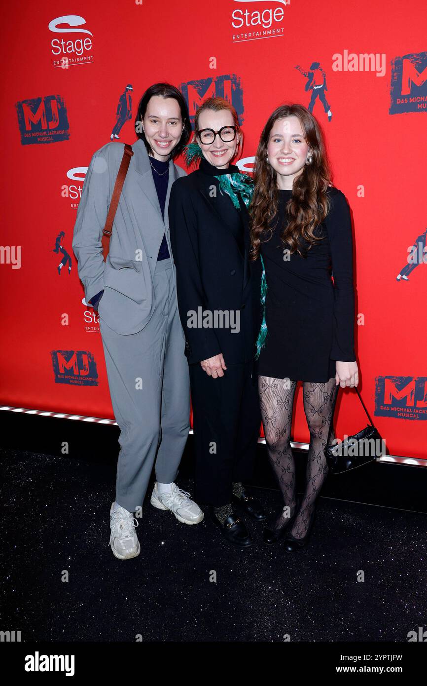 Susann Atwell und ihre Toechter Ema und Ava Atwell BEI der Premiere vom ...
