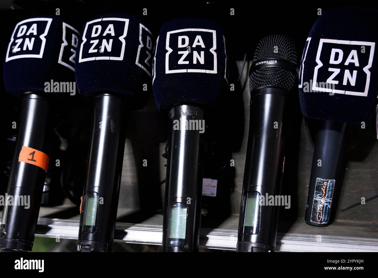 Un ensemble de microphones avec le logo DAZN Television imprimé sur eux ...