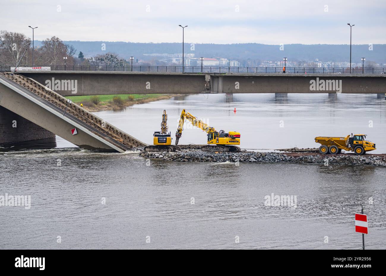 Dresde, Allemagne. 02 décembre 2024. Les excavatrices sont occupées à construire une route de ...