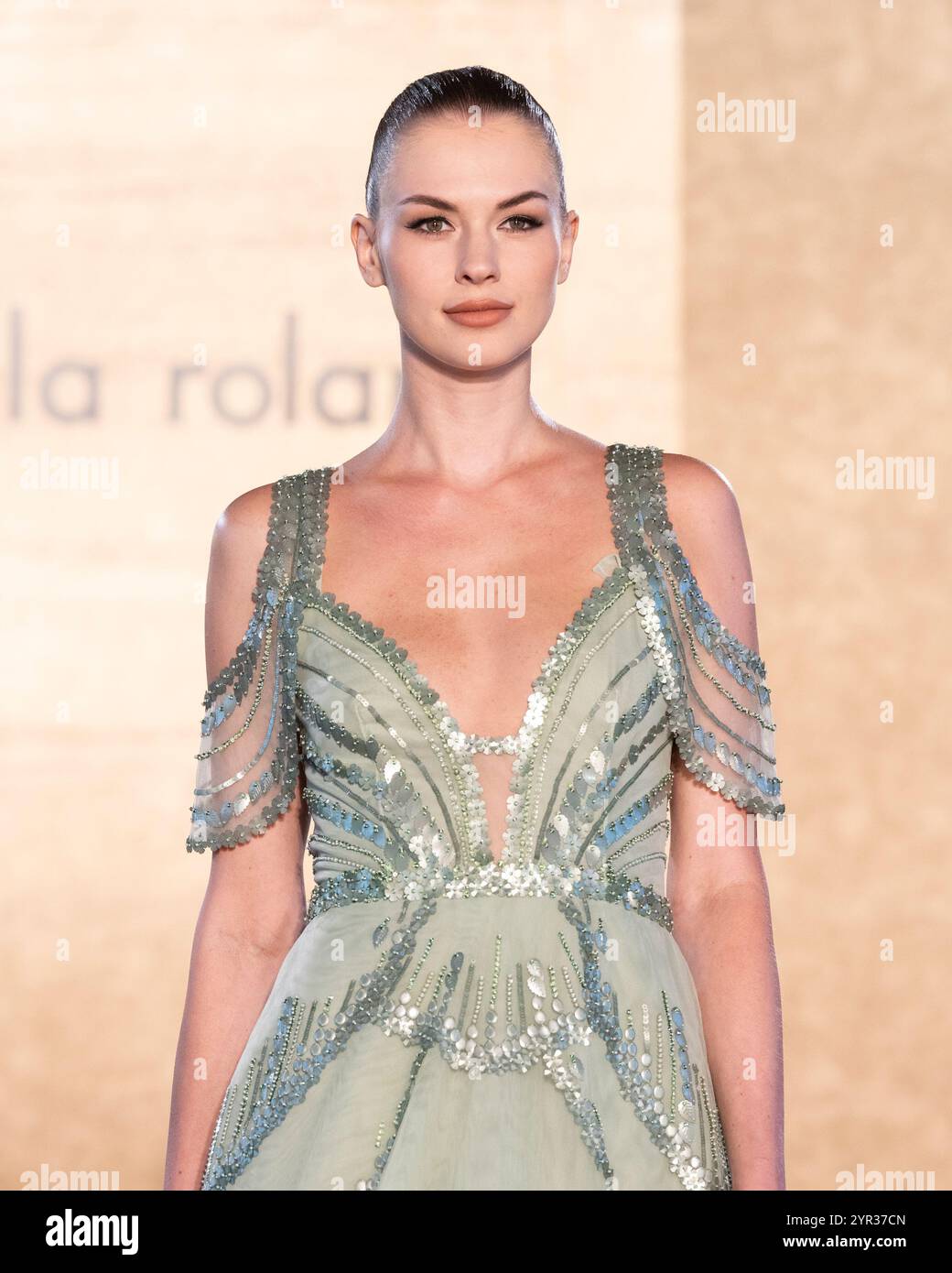 Un mannequin marche sur la piste pour le défilé de mode Pamella Roland ...