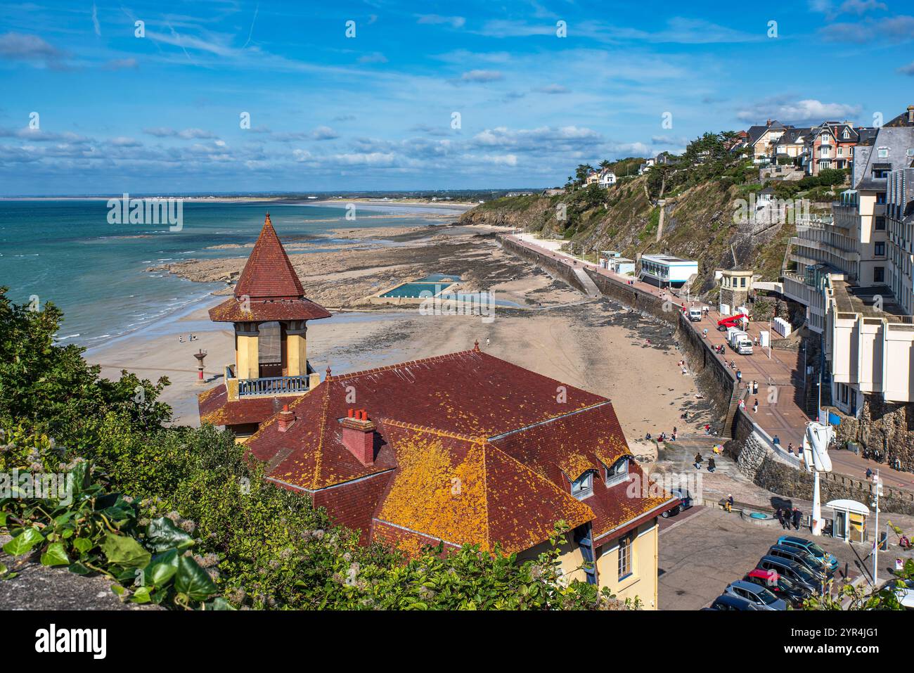 Paysage de la ville de Granville en Normandie en France, avec la plage, la côte, la mer et des ...