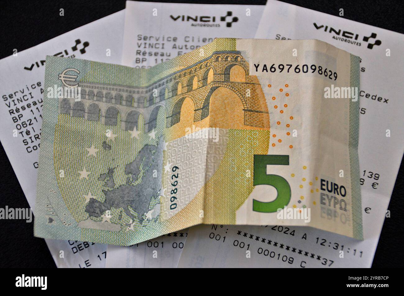 Dans cette illustration photo, un billet de 5 euros est placé sur les ...