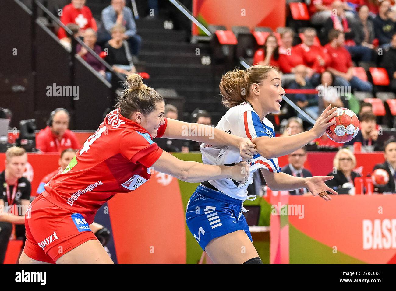 Suna Krossteig Hansen (Faeroeer Inseln, #10) Am Ball und im Duell mit ...