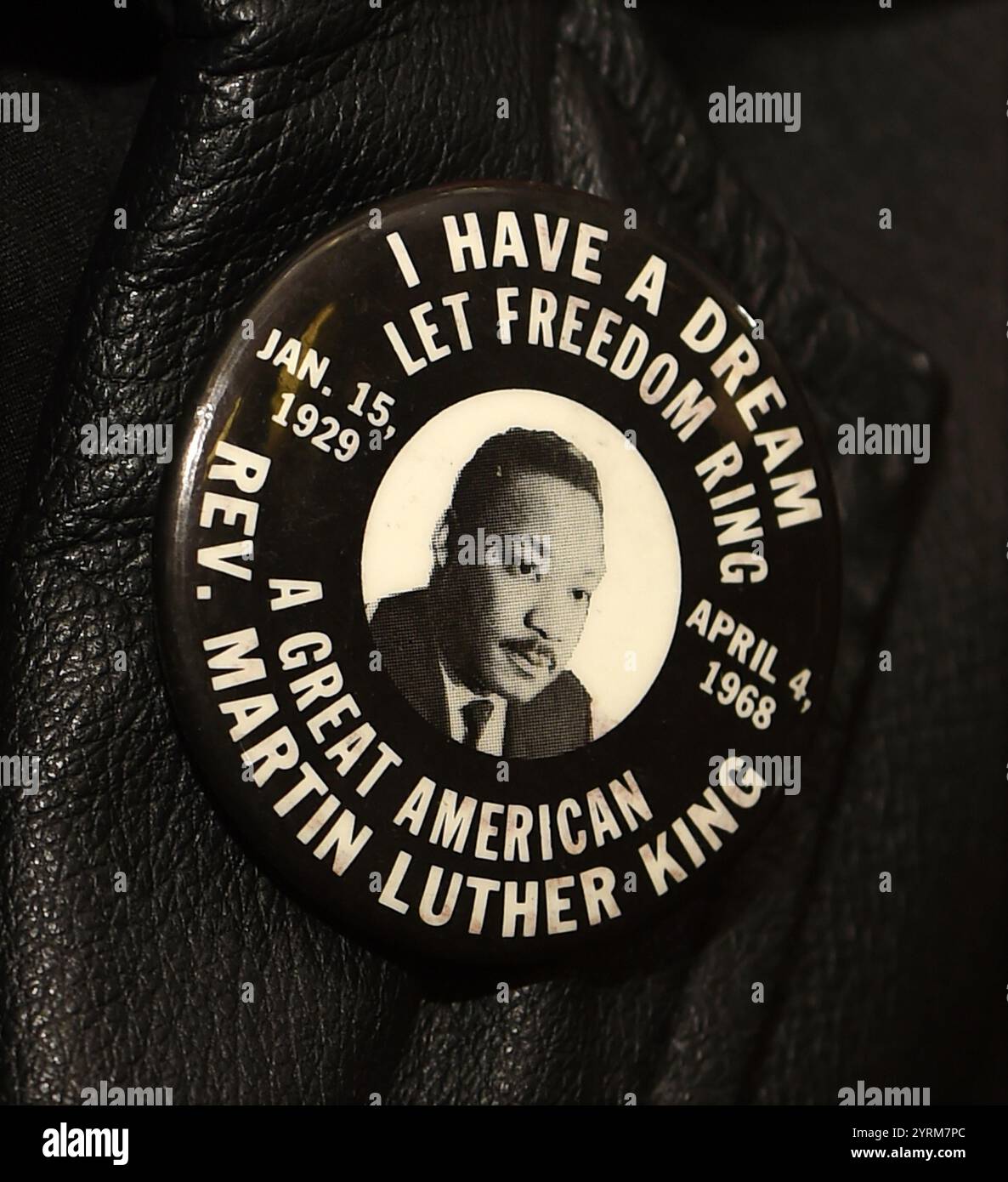 Badge représentant Martin Luther King Jr. (1929 1968) ; un ministre et ...