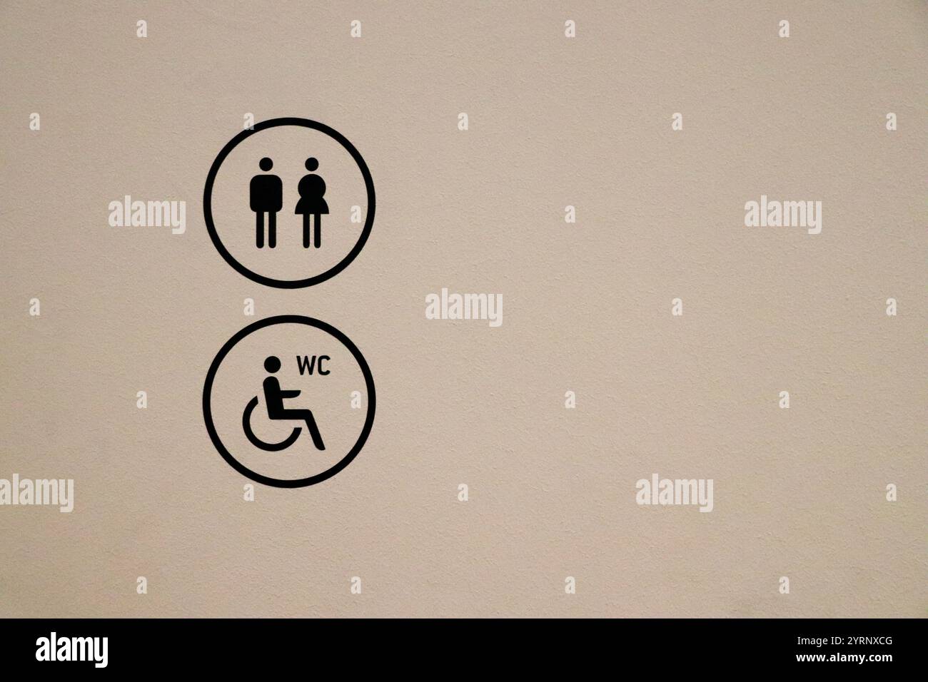 Signalisation des toilettes avec symbole d'accessibilité pour les ...