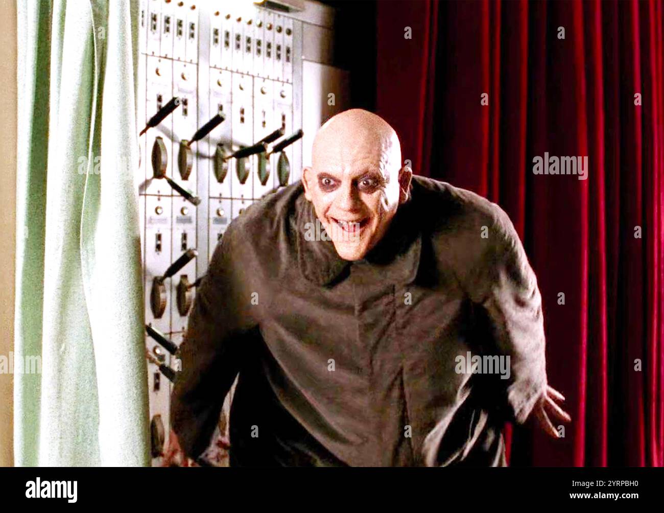 LA FAMILLE ADDAMS 1991 film Paramount Pictures avec Christopher Lloyd ...