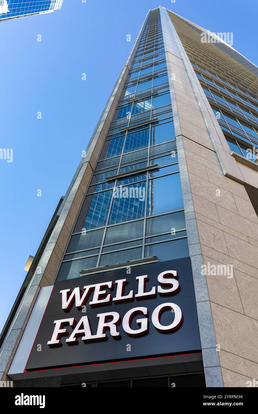 Eine Architekturaufnahme des Wells Fargo-Gebäudes an der 550 South ...