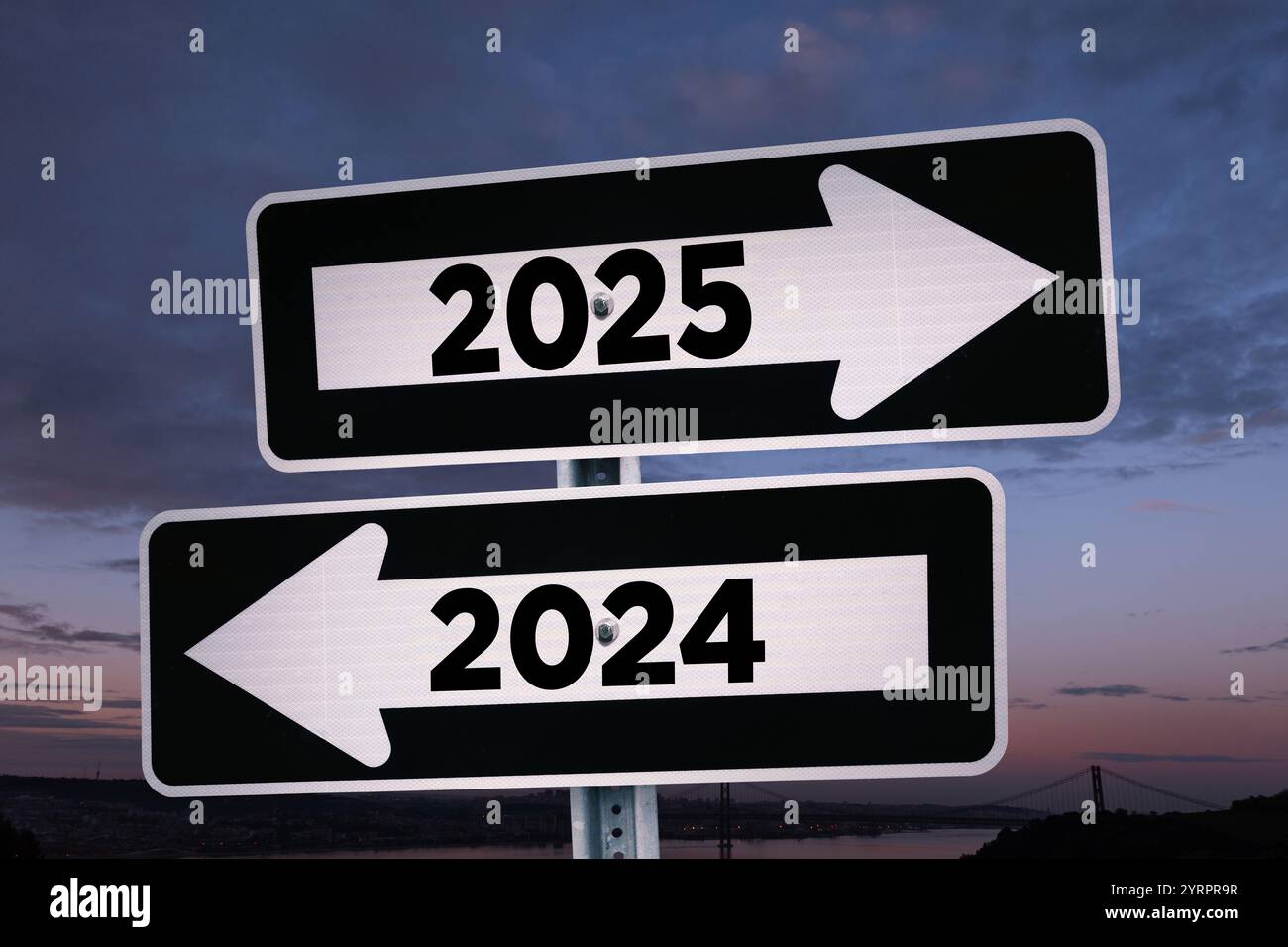 Les panneaux de signalisation indiquent le chemin vers la nouvelle année 2025 et l'ancienne ...