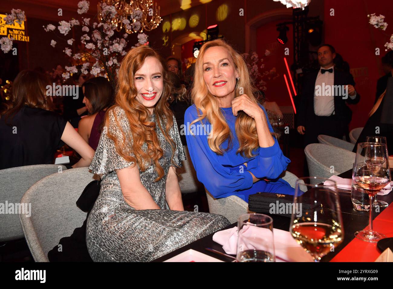 Elizabeth Jagger und Jerry Hall / mon Cheri Barbara Tag / Charity ...
