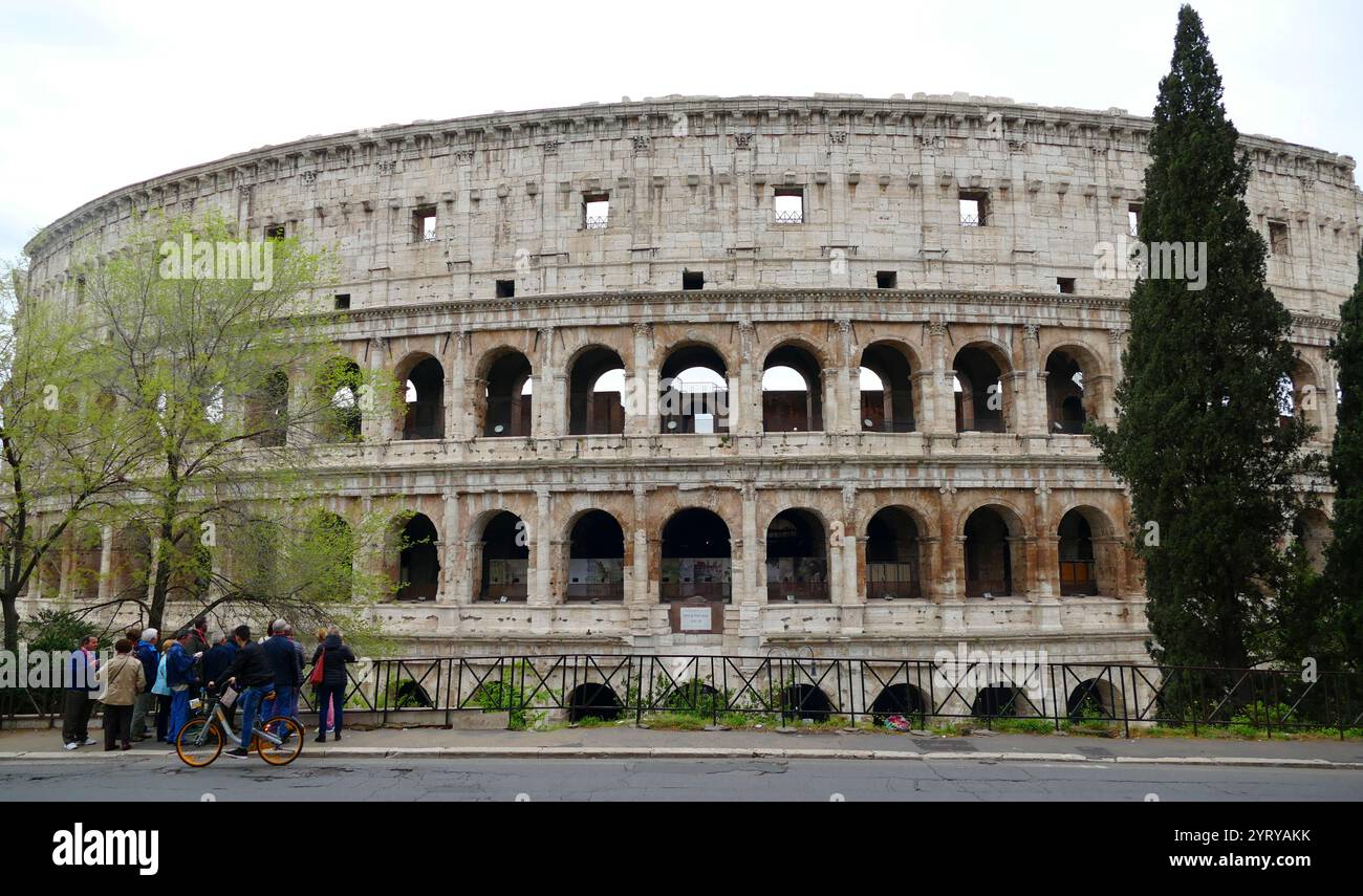 Le Colisée ou Colisée, amphithéâtre dans le centre de la ville de Rome ...