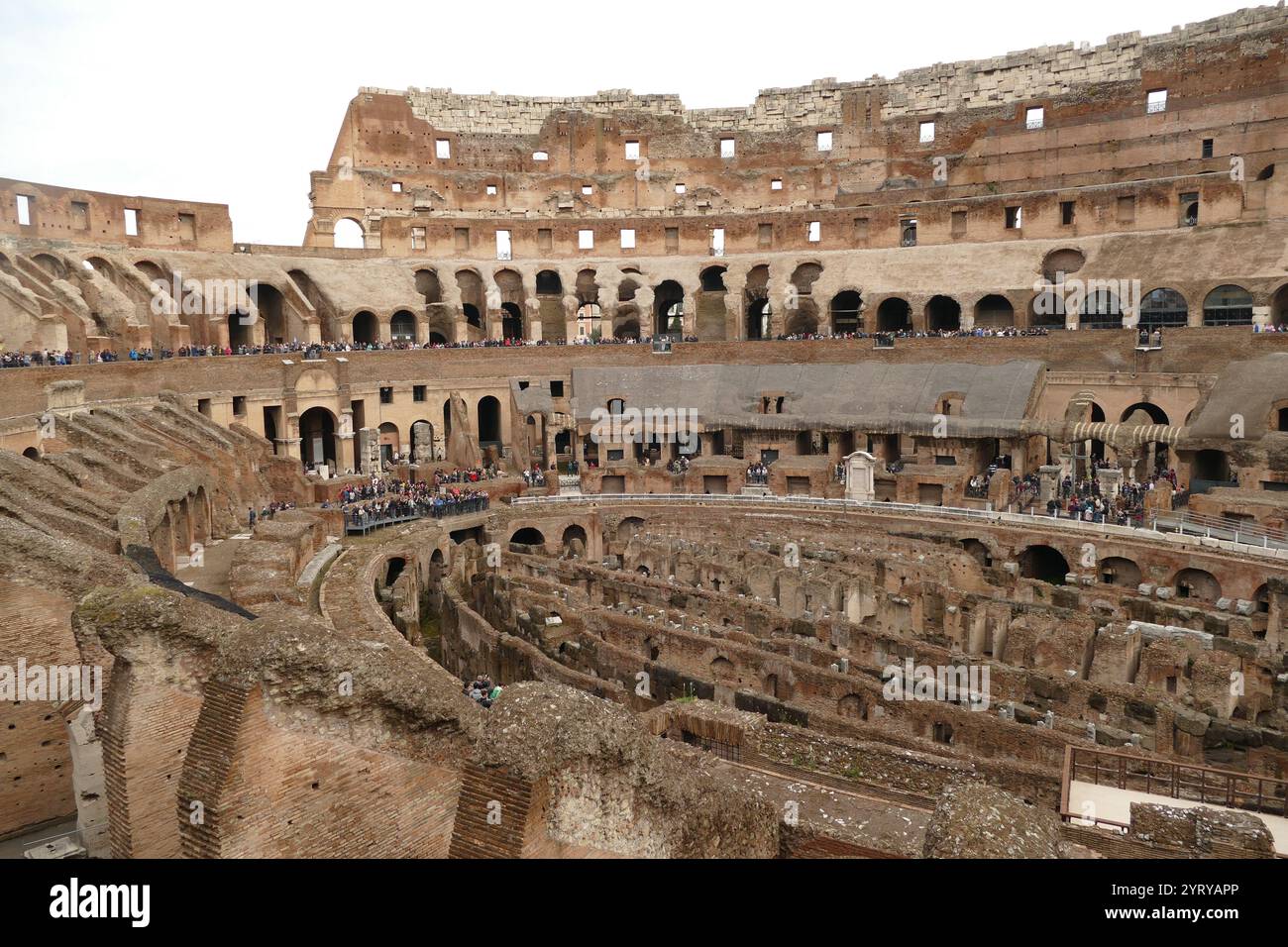 Le Colisée ou Colisée, amphithéâtre dans le centre de la ville de Rome ...
