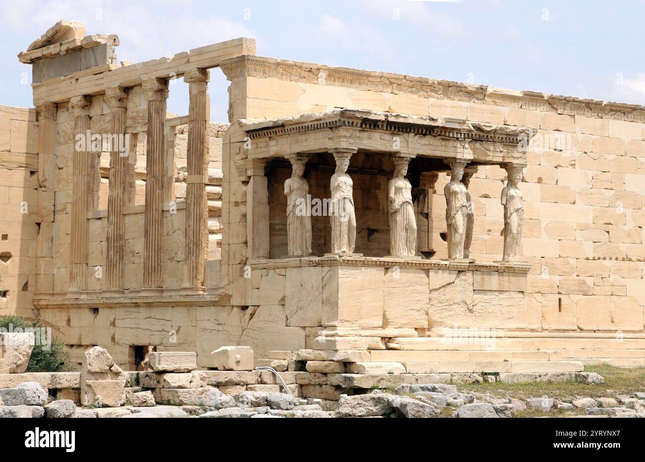 L'Érechthéion ou Temple d'Athéna Polias est un ancien temple ionique grec sur le côté nord de l ...