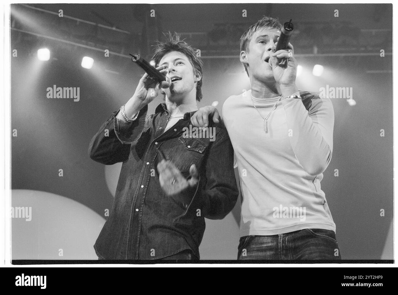 BLUE, BOYBAND, YOUNG, CONCERT 2001 : Duncan James et Lee Ryan du ...