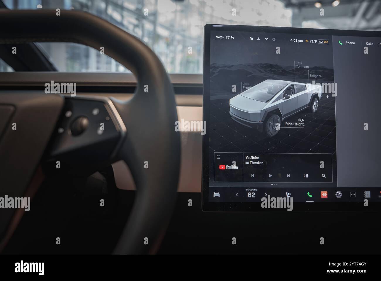 L'image montre un intérieur Tesla avec un grand écran tactile affichant ...