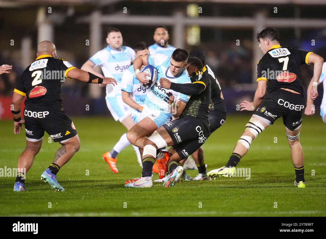 Cameron Redpath de Bath (au centre gauche) est attaqué par Jonathan ...