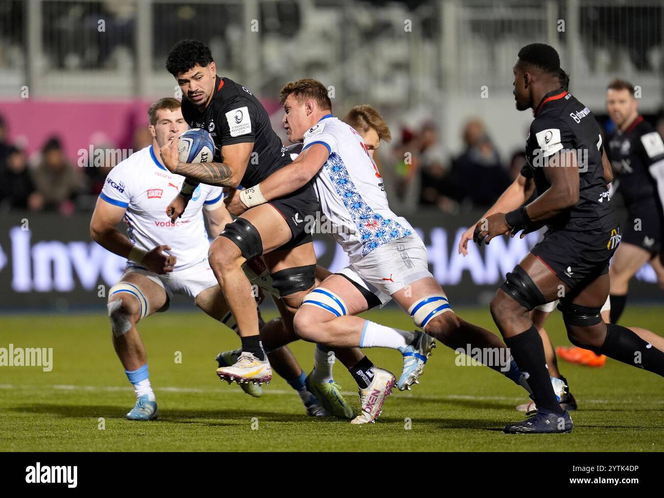 Theo McFarland des Saracens (à gauche) est attaqué par Cobus Wiese des ...