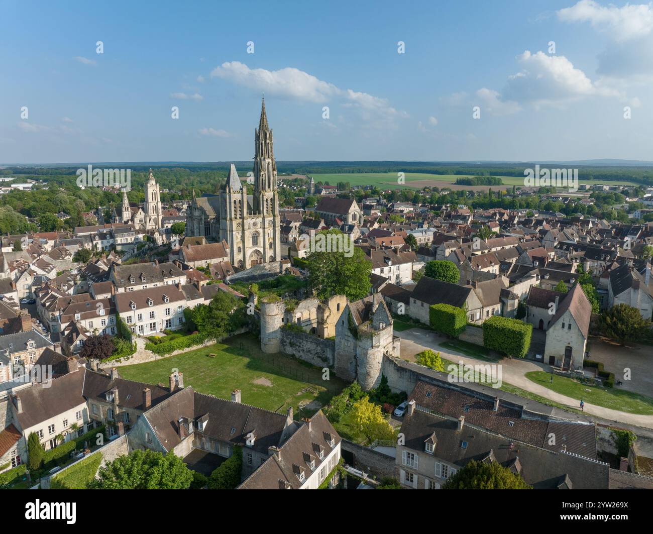 Medieval cathedral in senlis france Banque de photographies et d’images ...