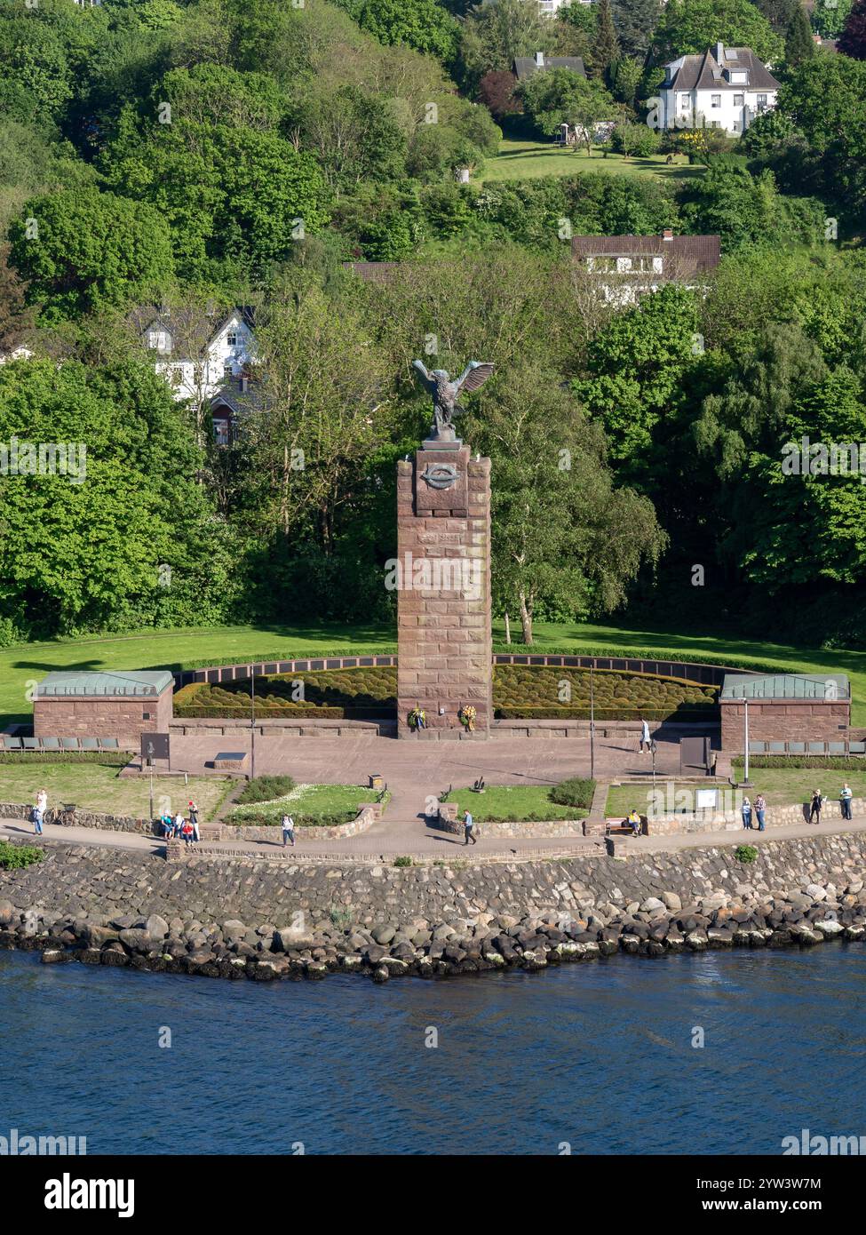 Les gens autour du mémorial des U-Boats de Möltenort avec un aigle en bronze sur le dessus érigé ...