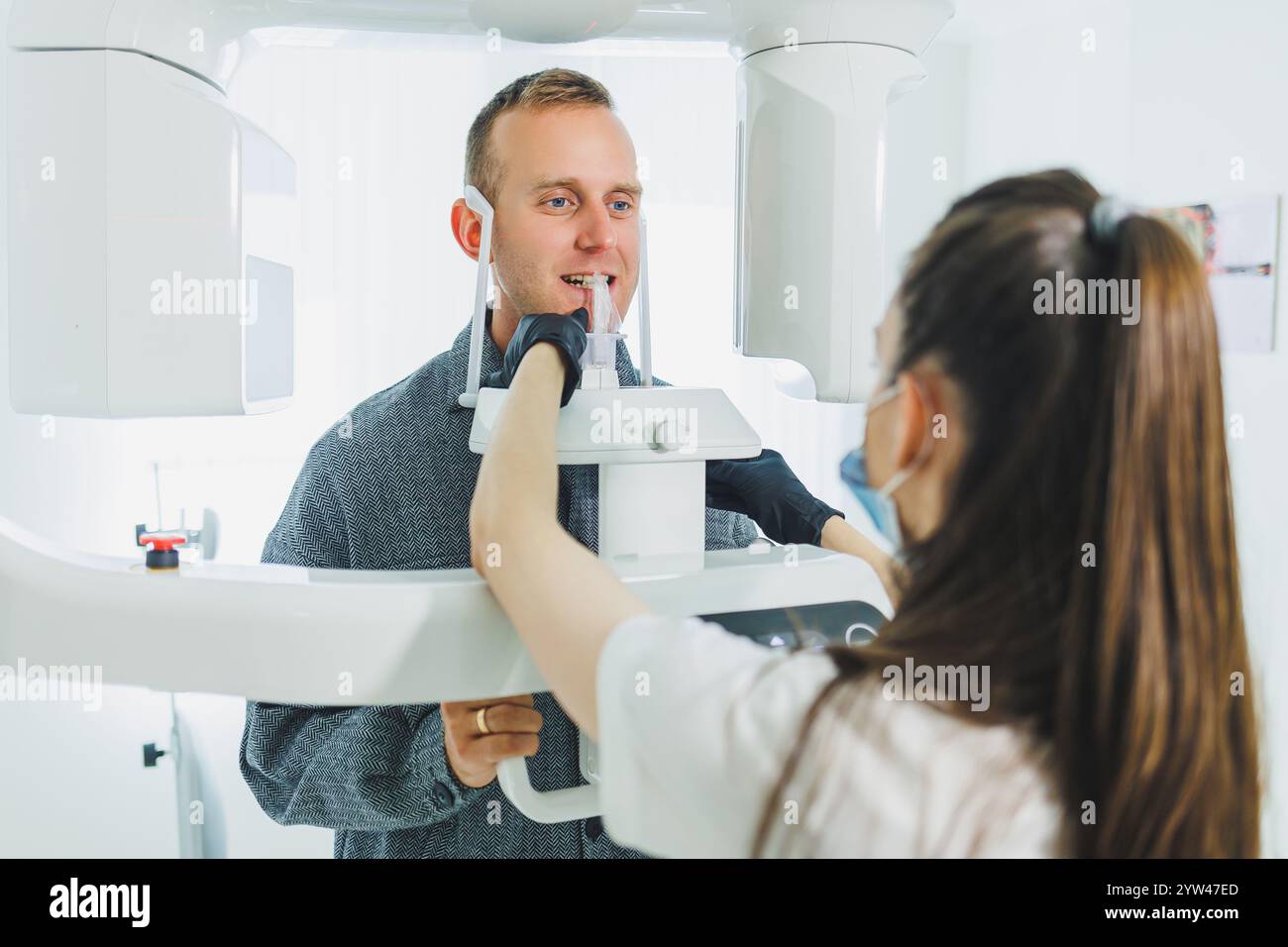 Un jeune homme a subi une tomodensitométrie de la mâchoire, une image ...