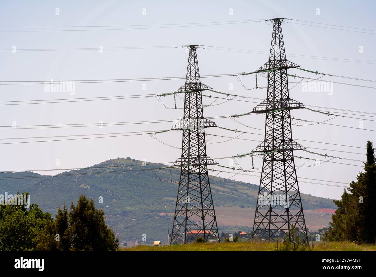 Pylônes haute tension Pole ELECTRIQUE. Support de ligne électrique avec fils pour la ...