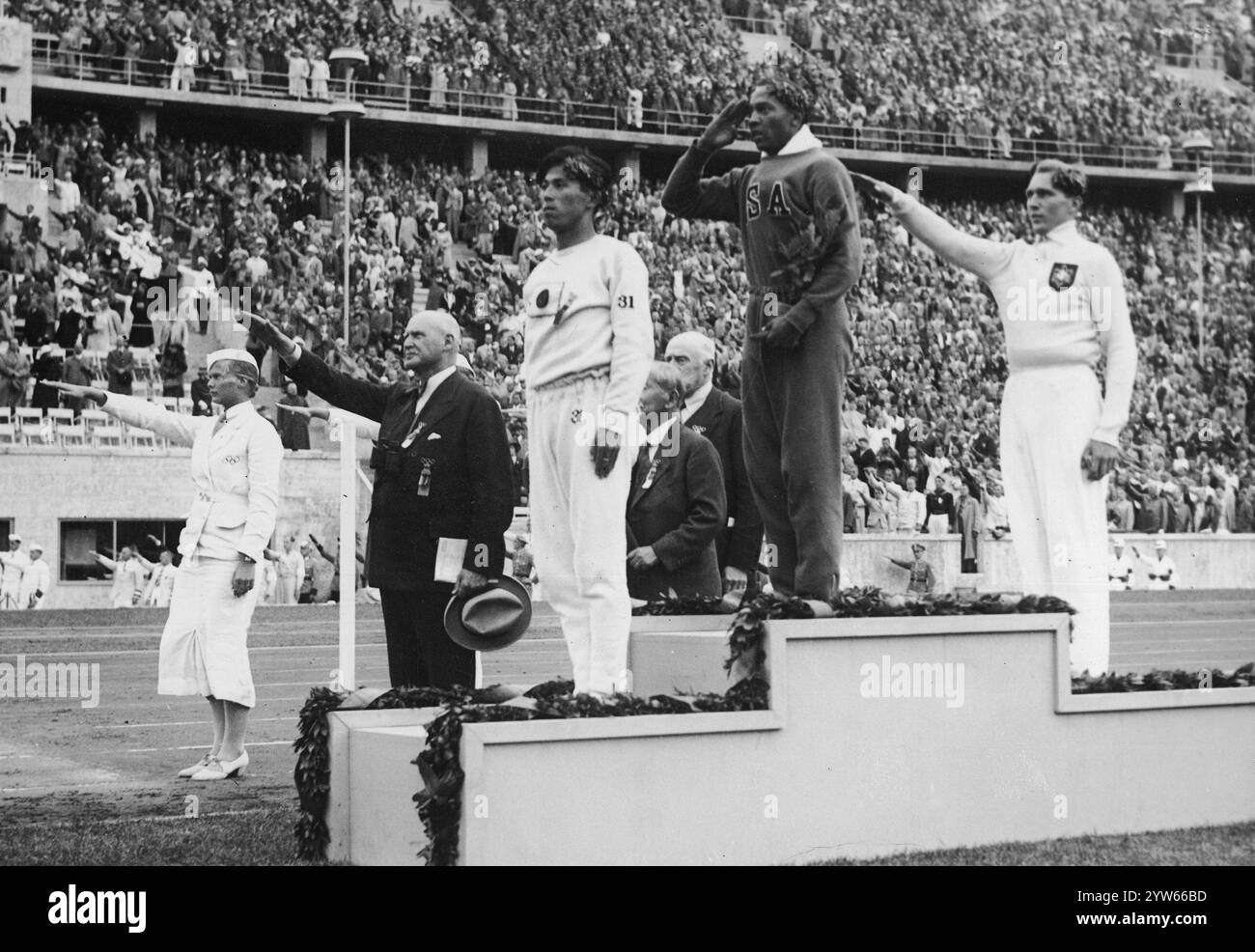 La cérémonie de remise des médailles des vainqueurs du saut en longueur ...