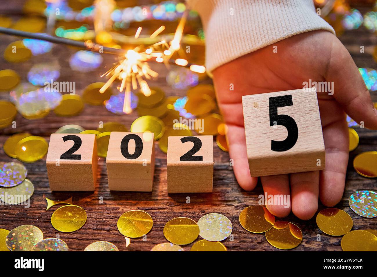 9 décembre 2024 : cube en bois avec l'année 2025, accompagné d ...