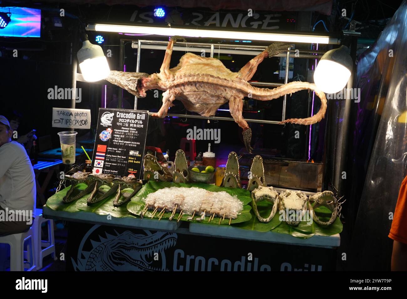 Bangkok, Thaïlande - 26 novembre 2024 : viande de crocodile ou ...