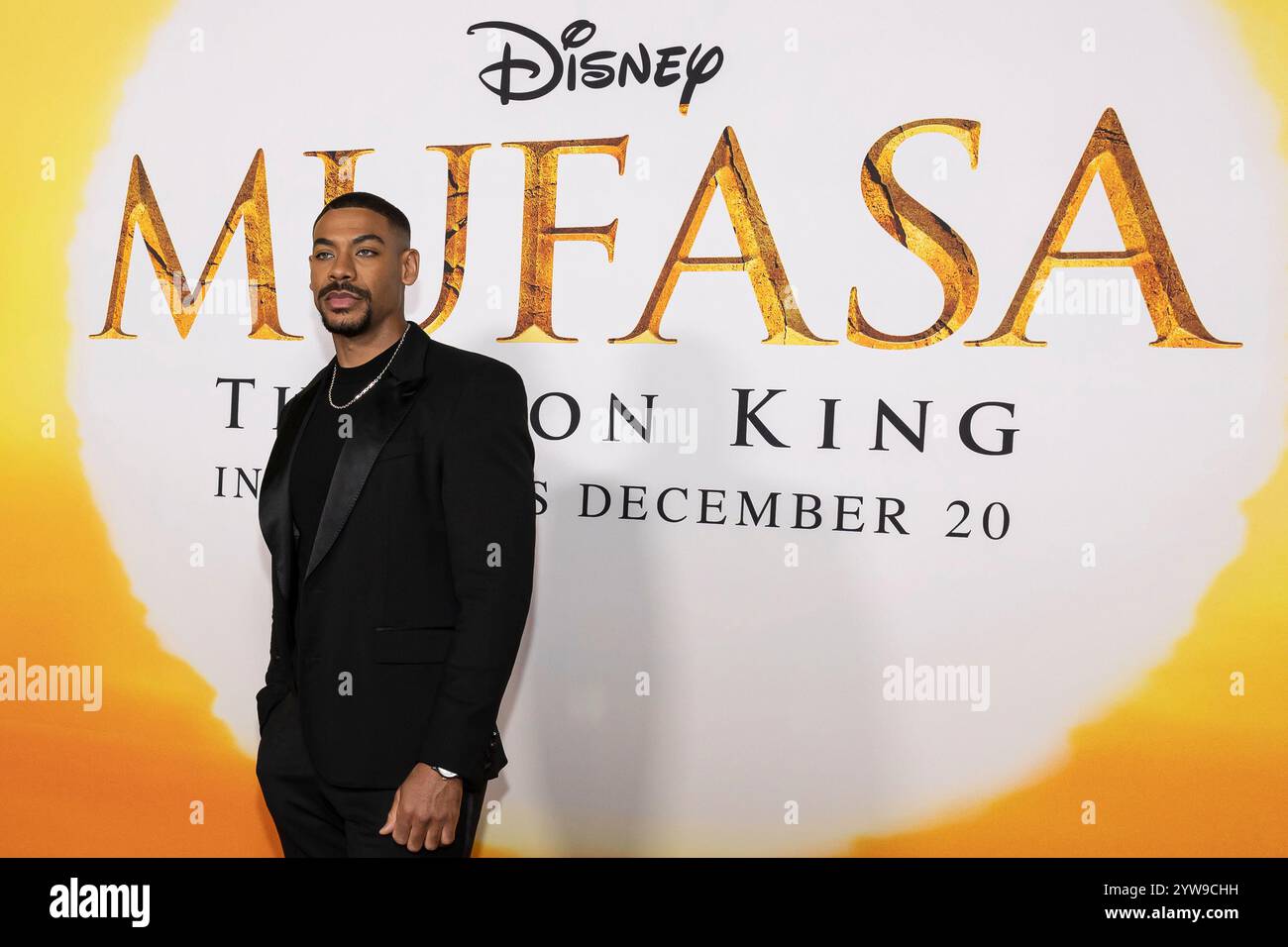 Aaron Pierre assiste aux arrivées de la première mondiale de « MUFASA ...