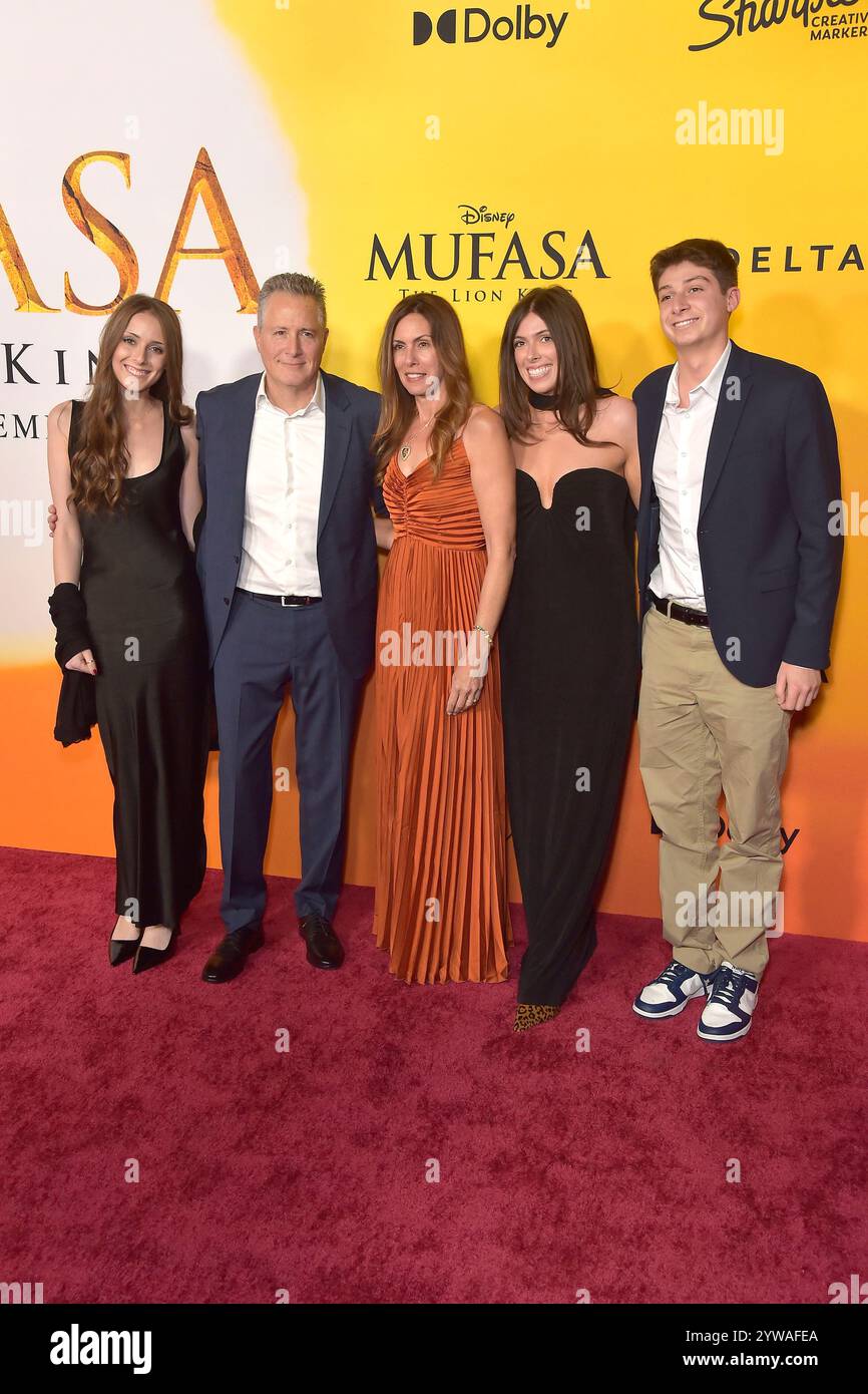 Jeff Nathanson mit Begleitung BEI der Weltpremiere des Kinofilms 'Mufasa : le Roi Lion / Mufasa ...