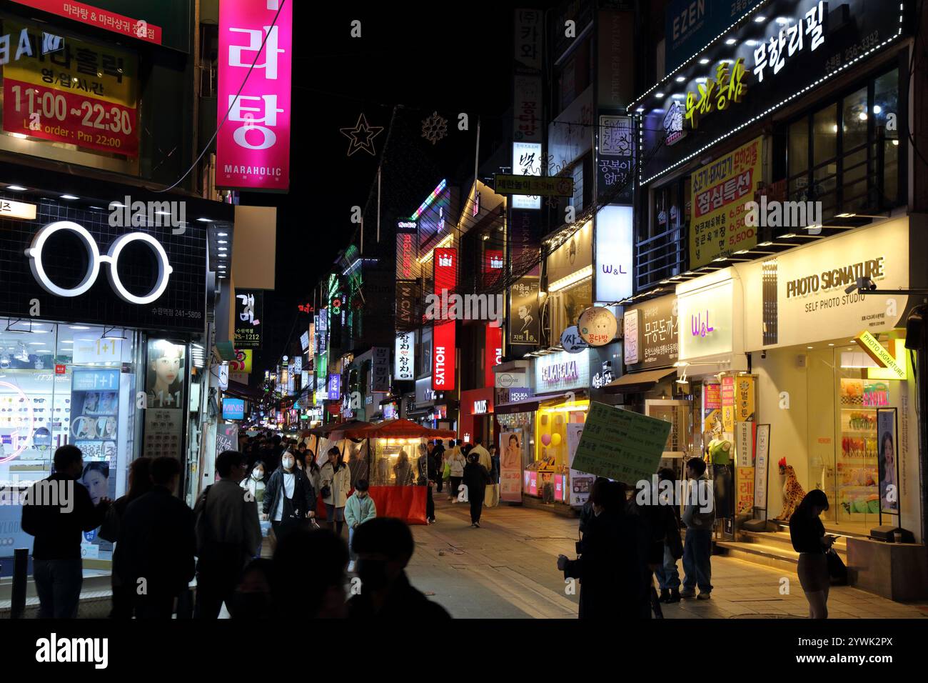 SUWON, CORÉE DU SUD - 8 AVRIL 2023: Vie nocturne à Suwon Station Rodeo ...