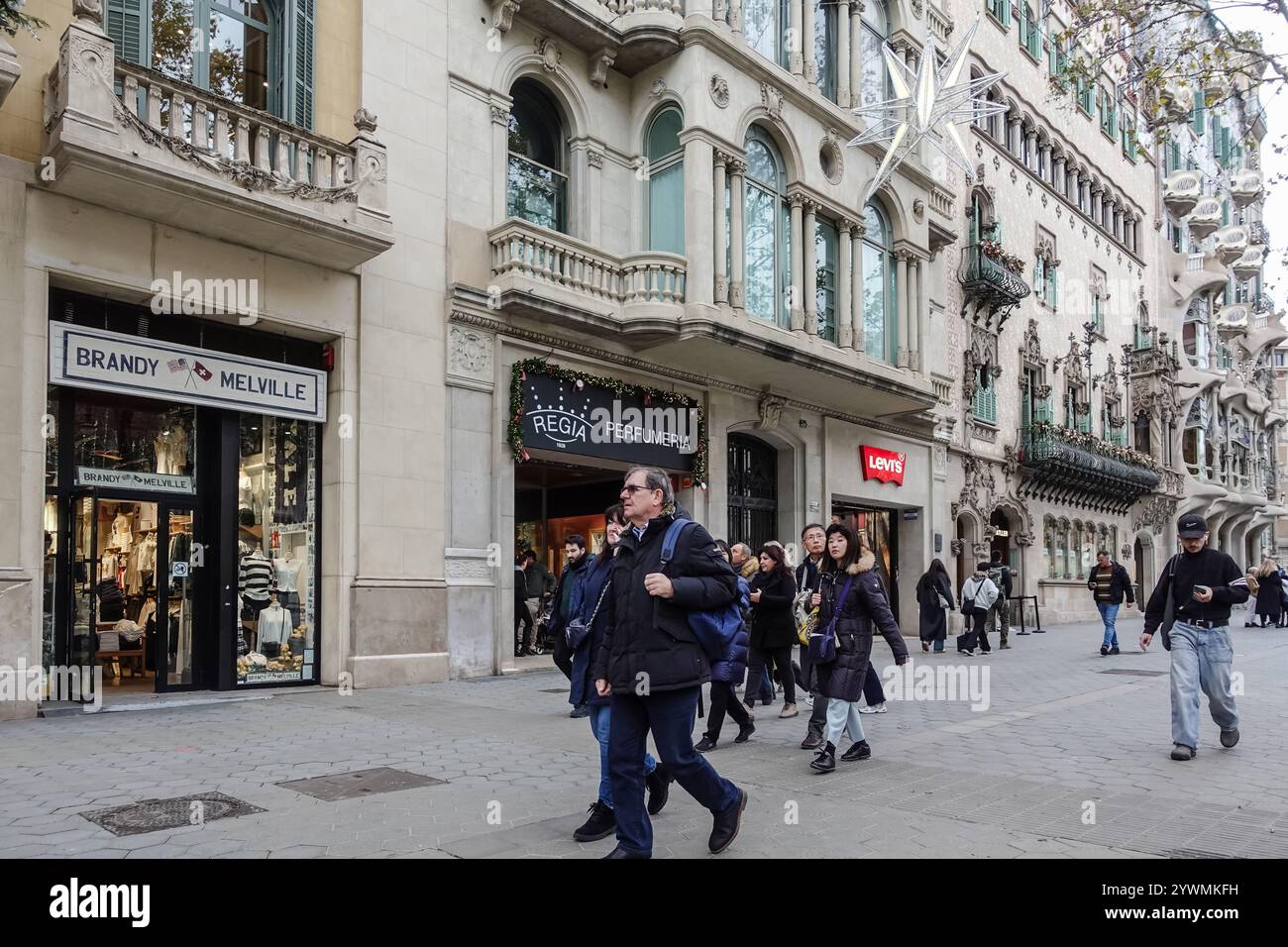 Bâtiments et scènes de rue du Passeig de Gràcia, les rues les plus ...