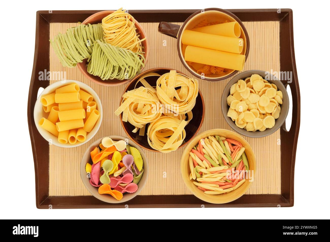 Variétés de pâtes multicolores. Types de pâtes non cuites dans des bols ...