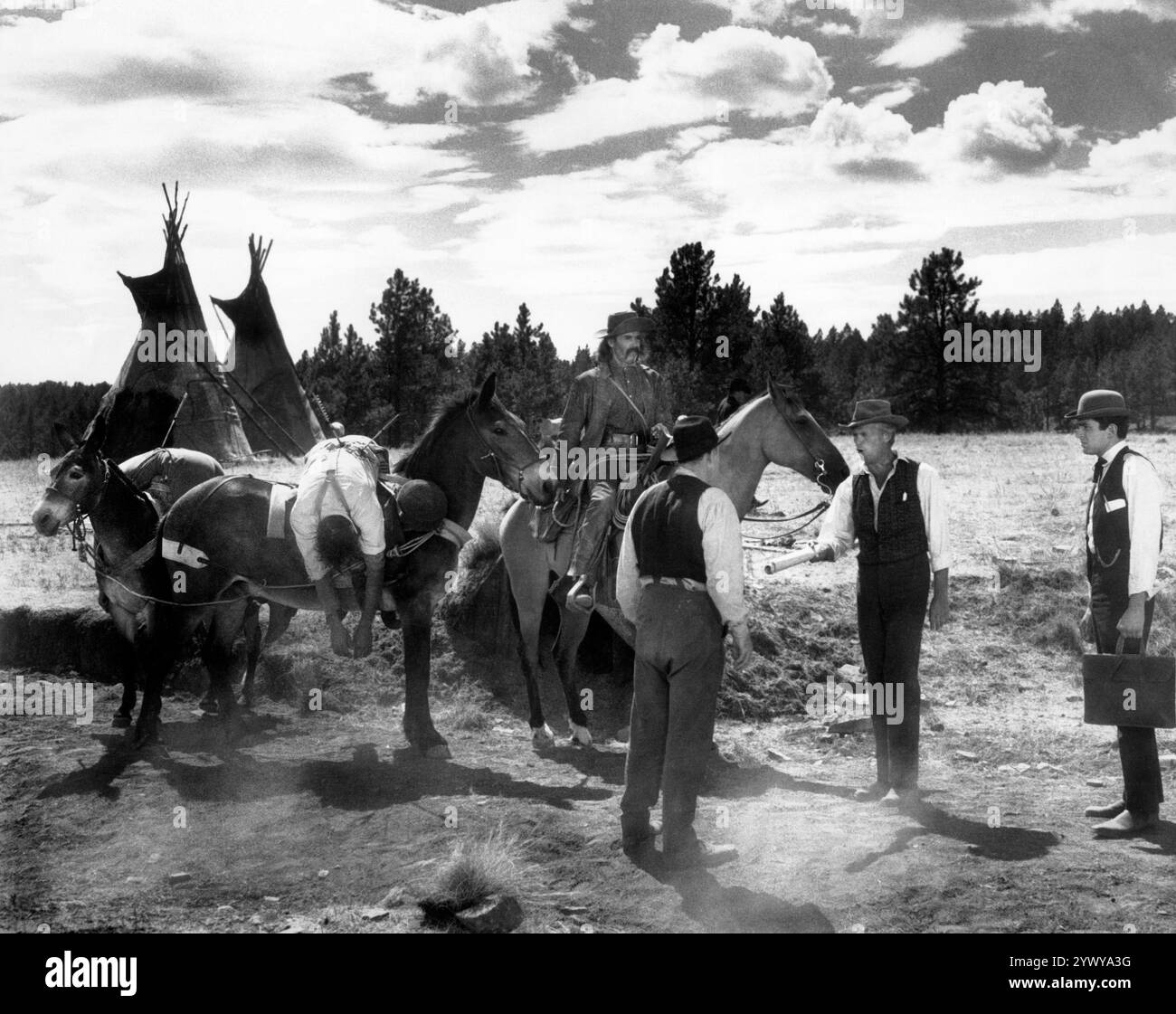 Henry Fonda (à cheval), Richard Widmark (2e à droite), sur le plateau ...