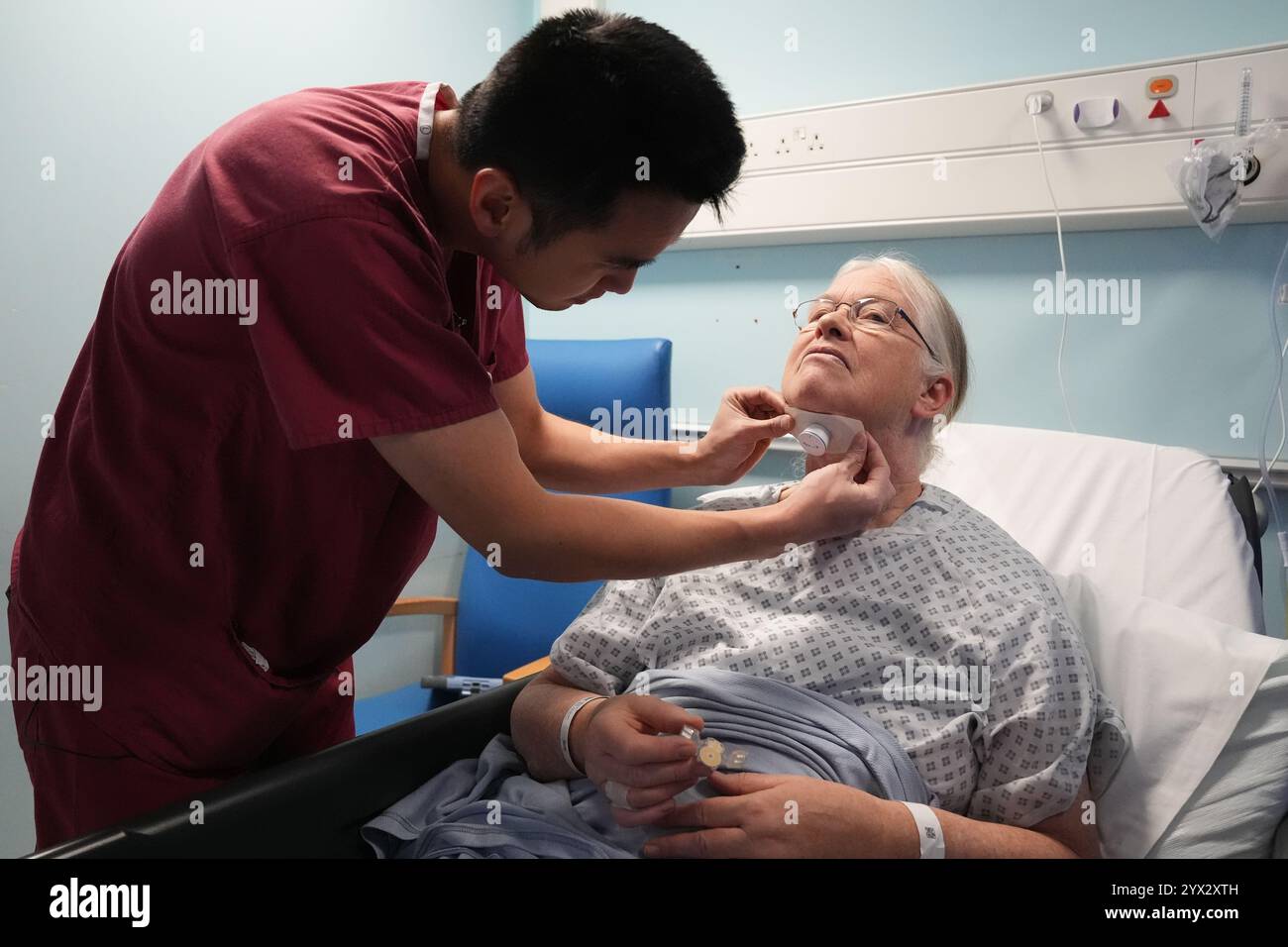 Natalie Boller, 63 ans, porte un implant bilatéral de stimulateur ...