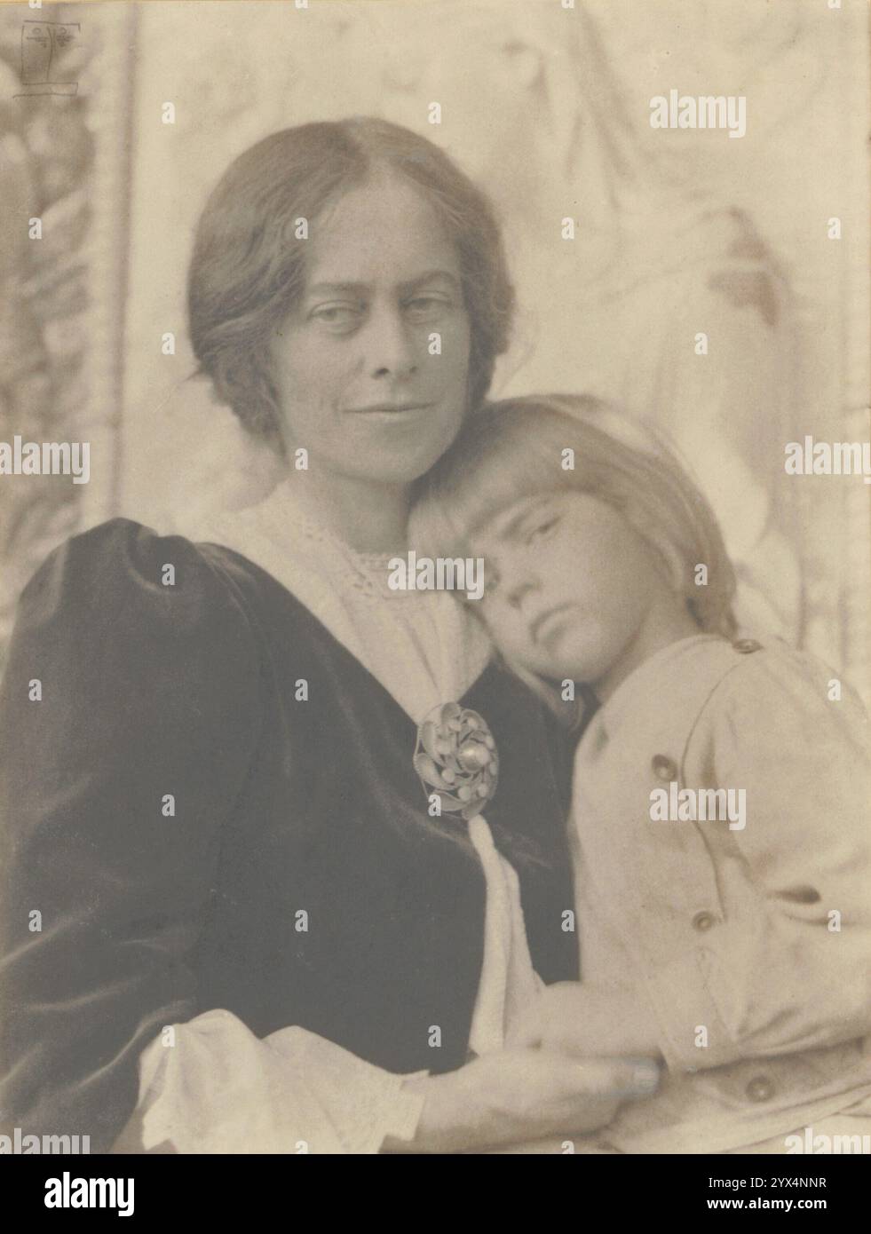Mère et enfant, 1905. Une femme, Jane Whitehead, pose pour un portrait ...