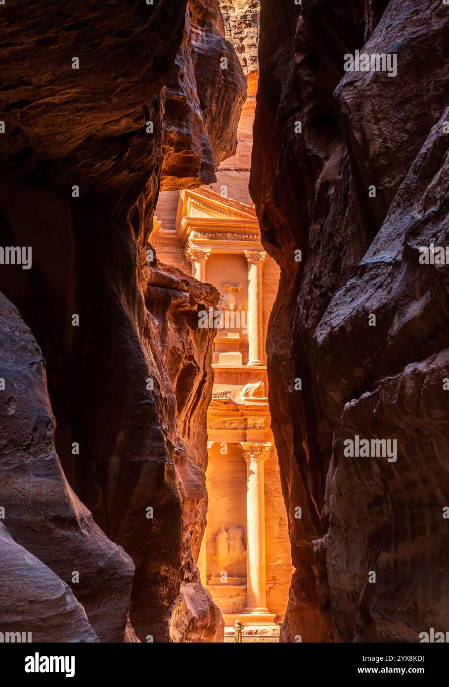 La façade sculptée du bâtiment du Trésor ou Al-Khazneh dans l'ancienne ...