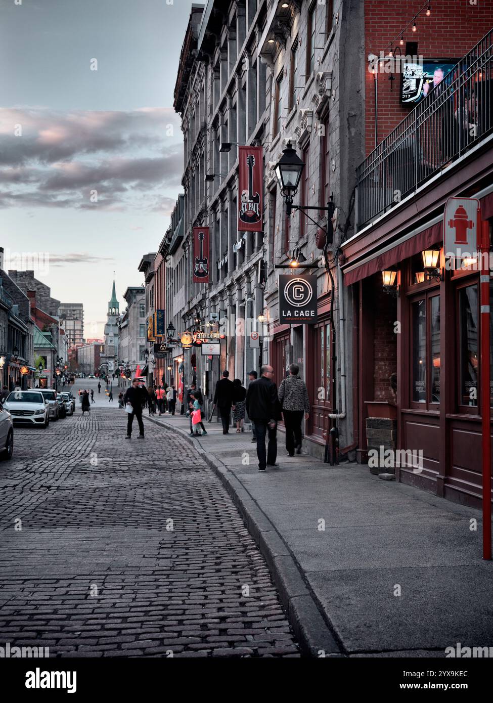 La cage et autres boutiques et restaurants sur la rue St Paul rue ...
