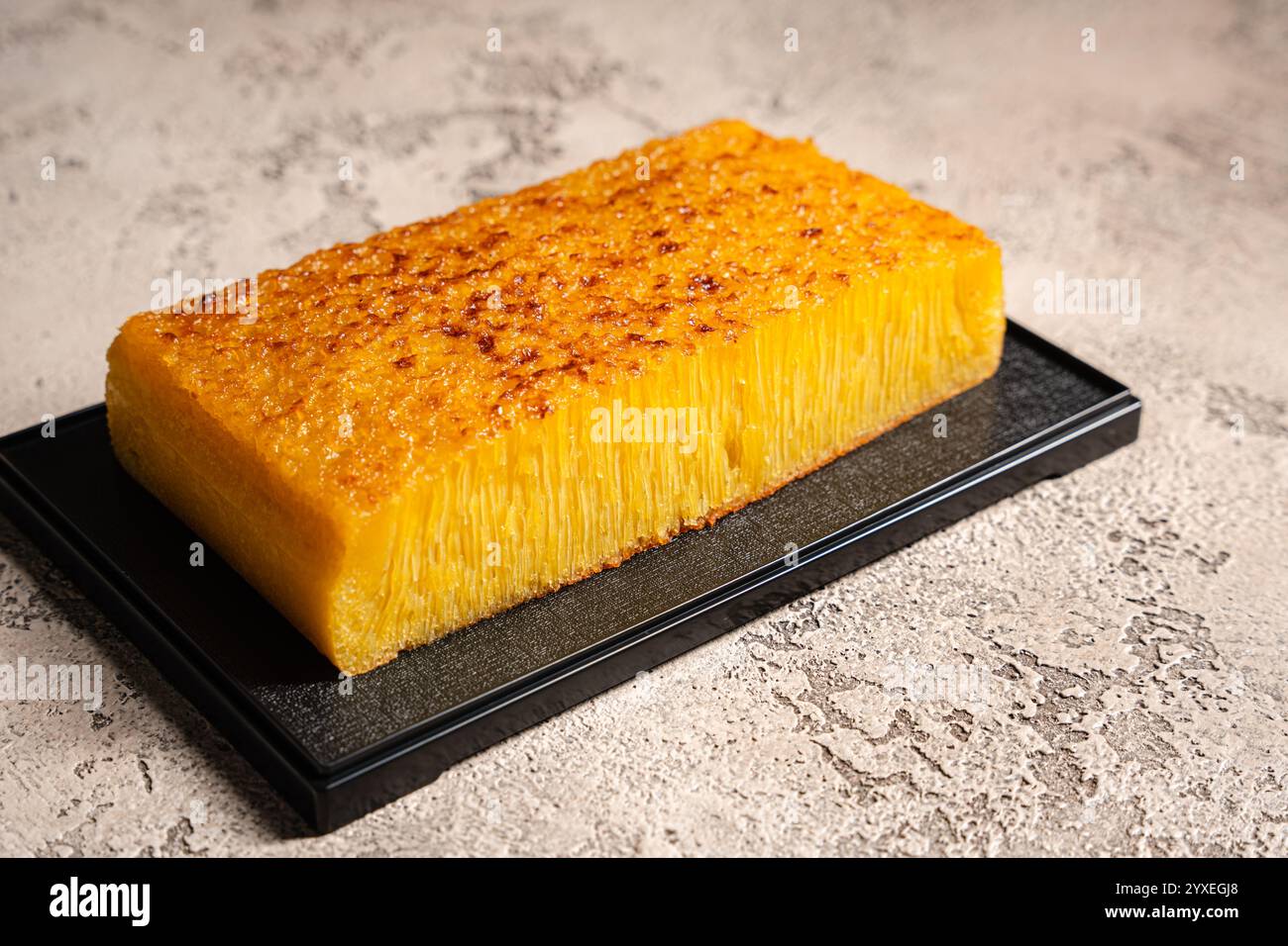 Bika ambon ou gâteau doré ou kuih bingka doré à Singapour, est un ...